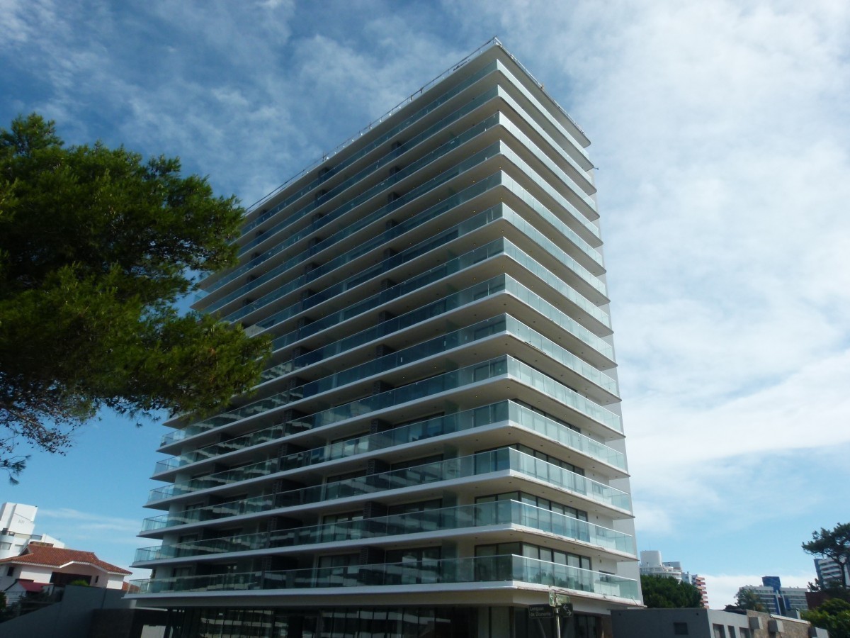 Apartamento en venta en Edificio Chronos de Punta del Este, a pasos del mar. - Ref:2800 - Blue Prop