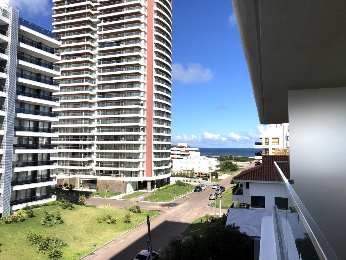 Apartamento en venta en Edificio Chronos de Punta del Este, a pasos del mar. - Ref:2800 - Blue Prop